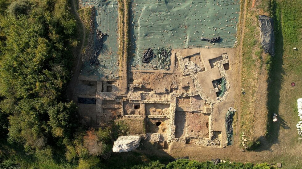 "Broue: un site castral au milieu du marais charentais" par Eric ...